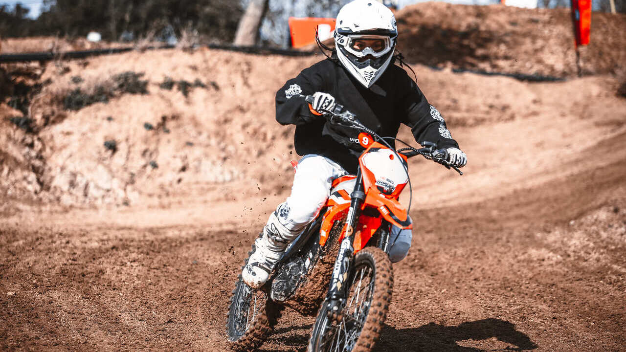 Gas vs. Electric Dirt Bikes: Which One is Best For You? - Bosuer